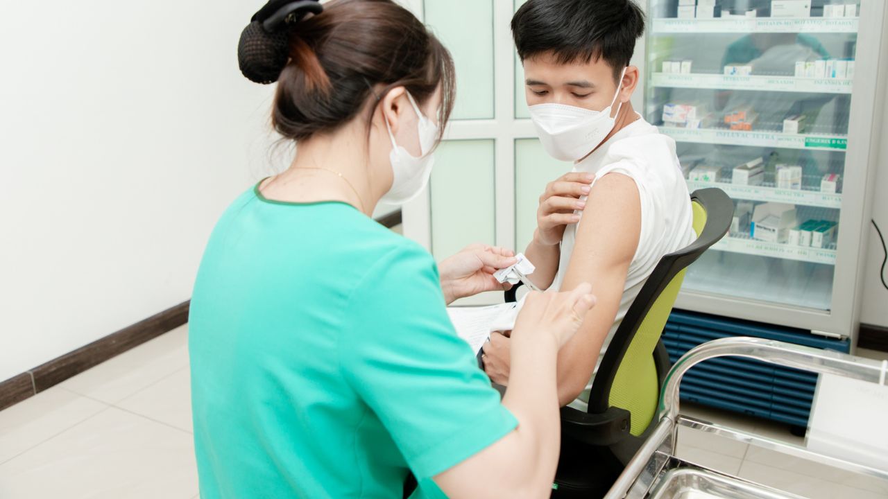 Cảnh báo về việc uống rượu sau tiêm vacxin và những lưu ý